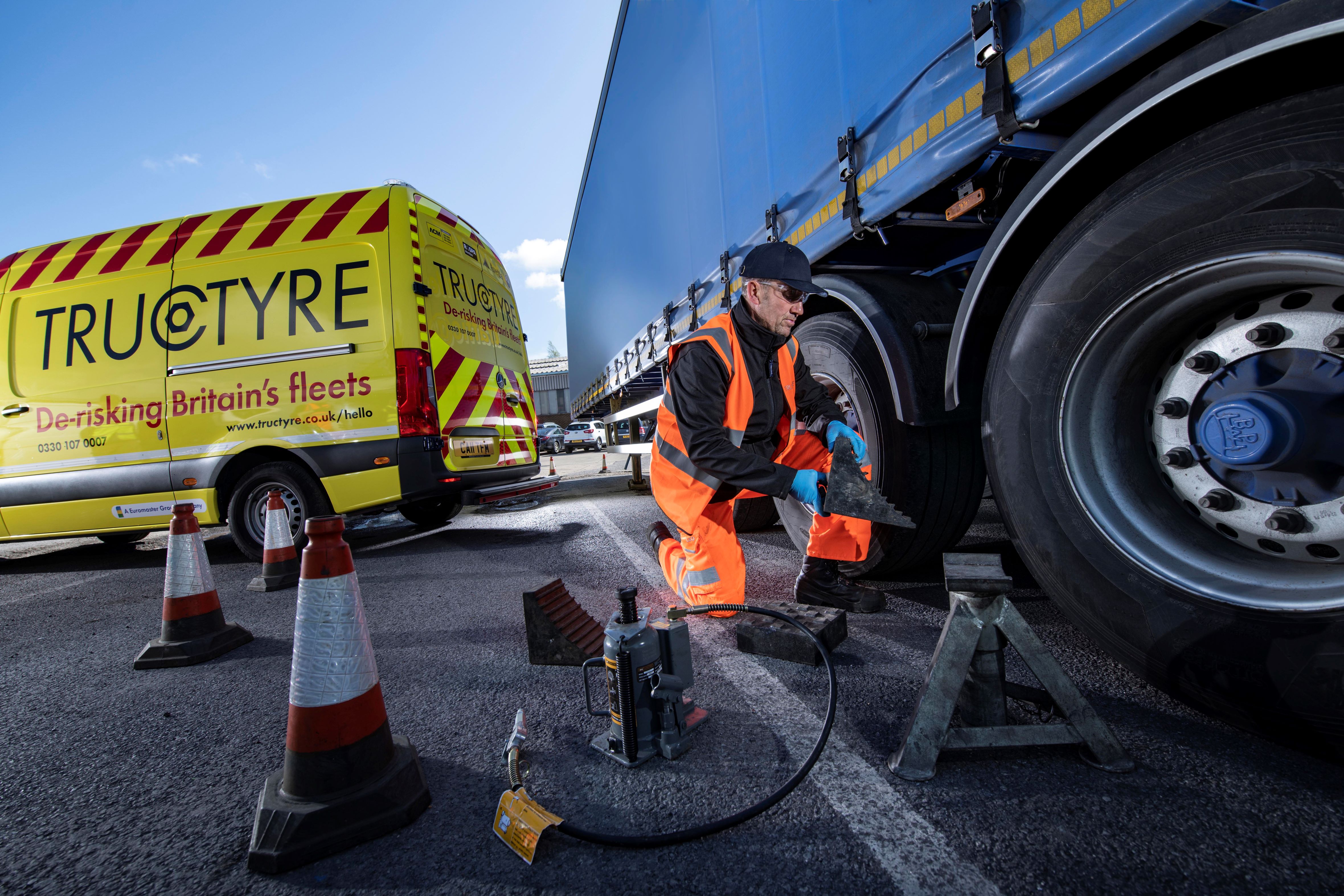 How to Spot the Warning Signs of a Worn Tyre · Tructyre